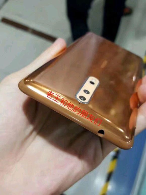 Nokia 8 попал на глаза в золотом исполнении